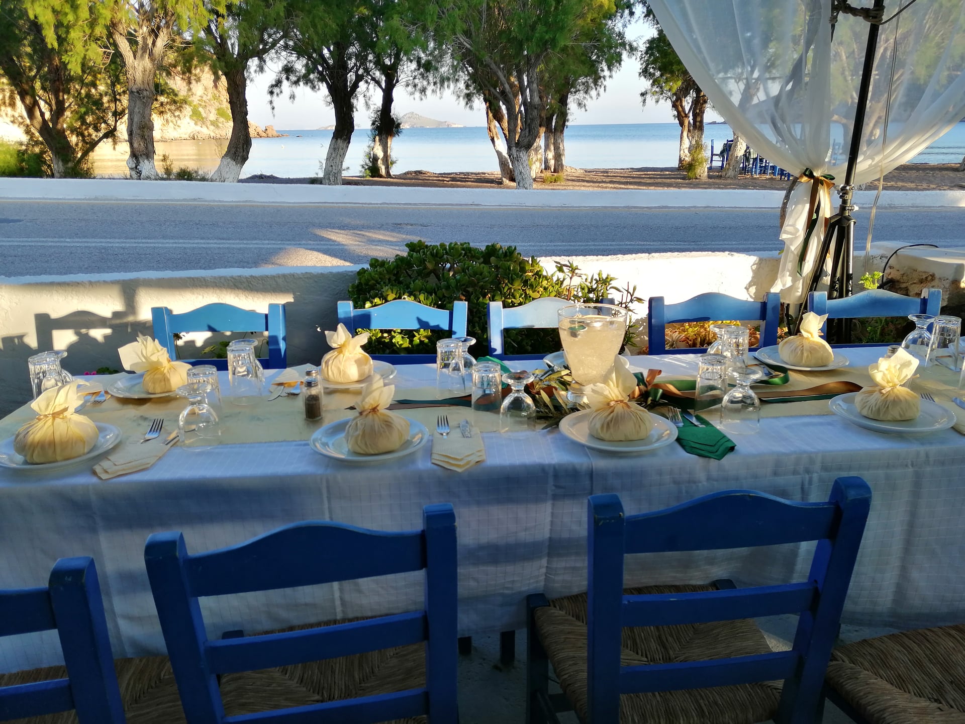 ΕΣΤΙΑΤΟΡΙΟ ΤΑ ΚΑΒΟΥΡΑΚΙΑ . Στην παραλία του Κάμπου δίπλα στη θάλασσα ...