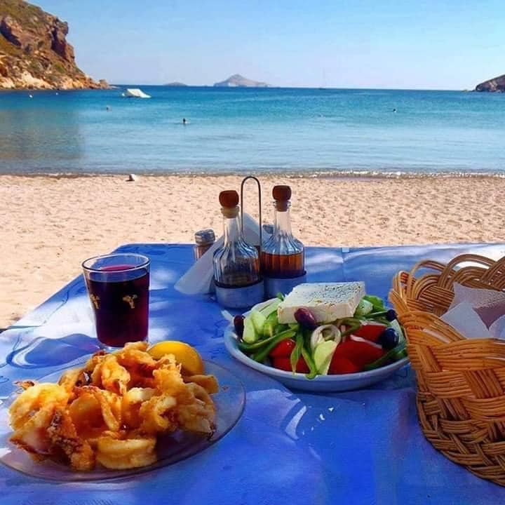 ΤΑ-ΚΑΒΟΥΡΑΚΙΑ: Παραδοσιακό φαγητό στην Παραλία Κάμπου. Αγκαλιά με τη ...